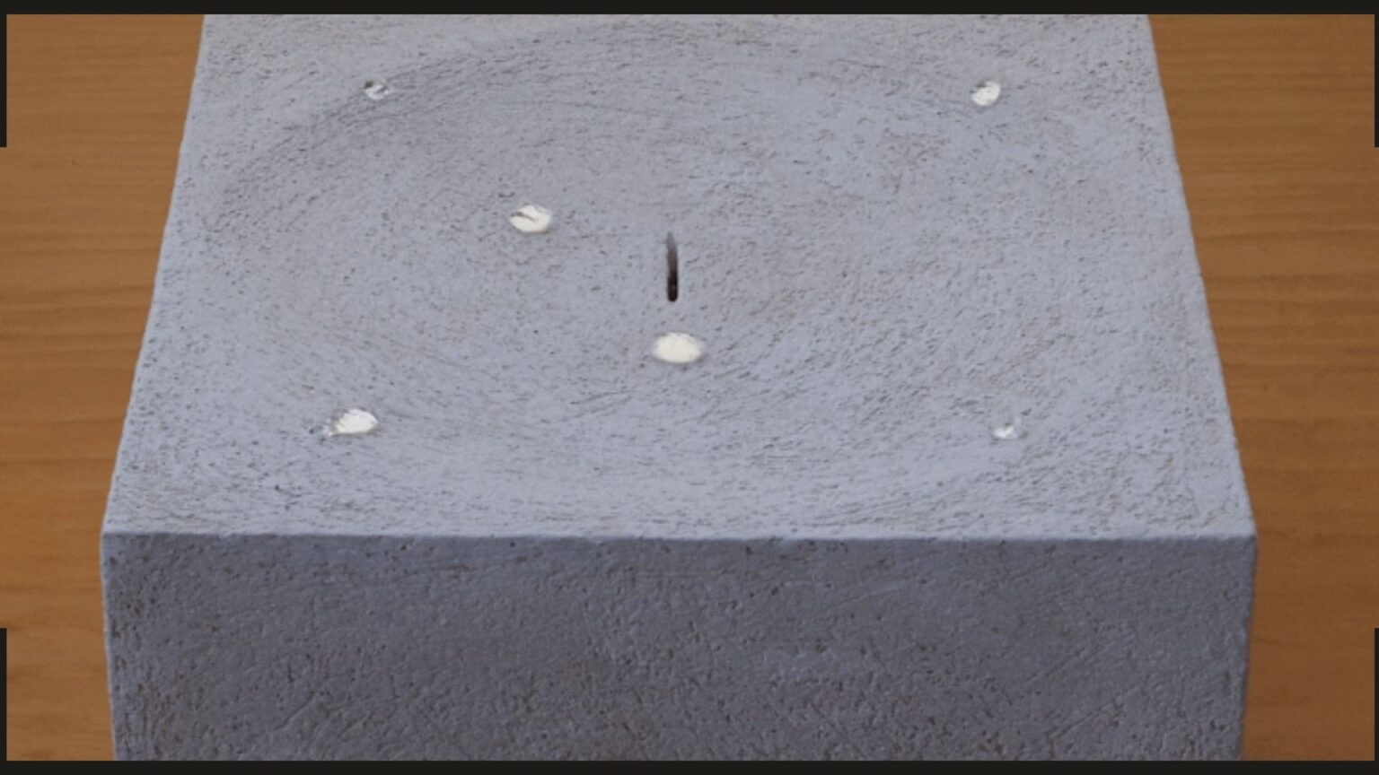 Gotas de água rechonchudas caem espetacularmente em uma escultura de ...